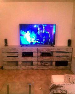 DIY Pallet TV Stand or Entertainment Center - 101 Pallets